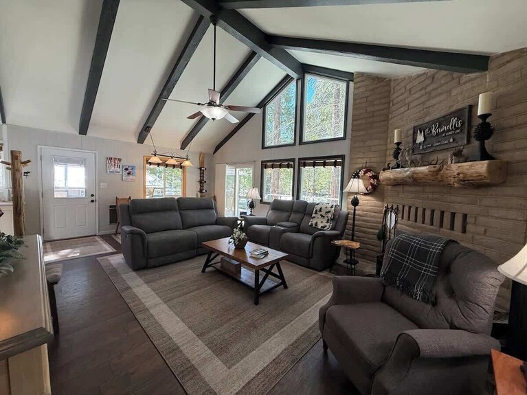 Peaceful Shaver Lake Mountain Retreat With Deck & Forest Views - Shaver Lake, CA