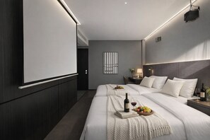 Quarto duplo sênior, vista para a cidade | Roupas de cama premium, escrivaninha, cortinas blackout