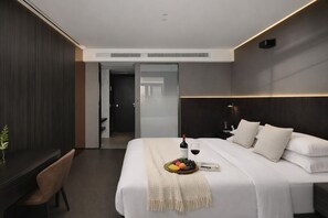 Quarto casal standard, vista para a cidade | Roupas de cama premium, escrivaninha, cortinas blackout