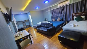 Family King & Twin 4 people | Frigobar (abastecido com itens grátis), roupa de cama
