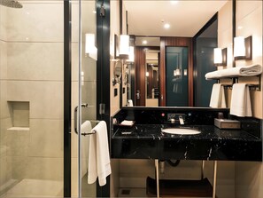 Quarto duplo superluxo | Banheiro | Banheira e chuveiro separados, produtos de toalete grátis