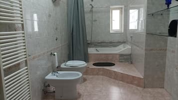Quarto Quádruplo Deluxe, varanda | Casa de banho | Um secador de cabelo, um bidé, toalhas fornecidas, sabão