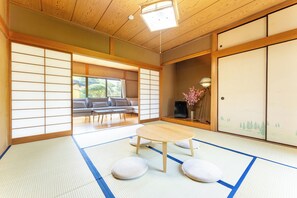 Casa Comfort, 2 quartos, vista para o pátio