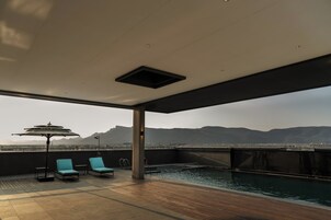 Piscina exterior, guarda-sóis 