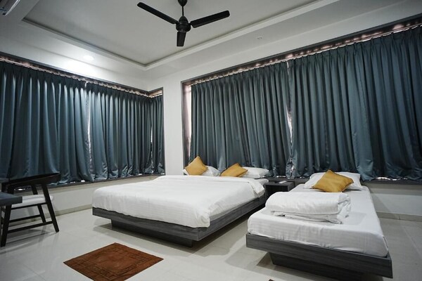 Hotel Oberon - Solapur
