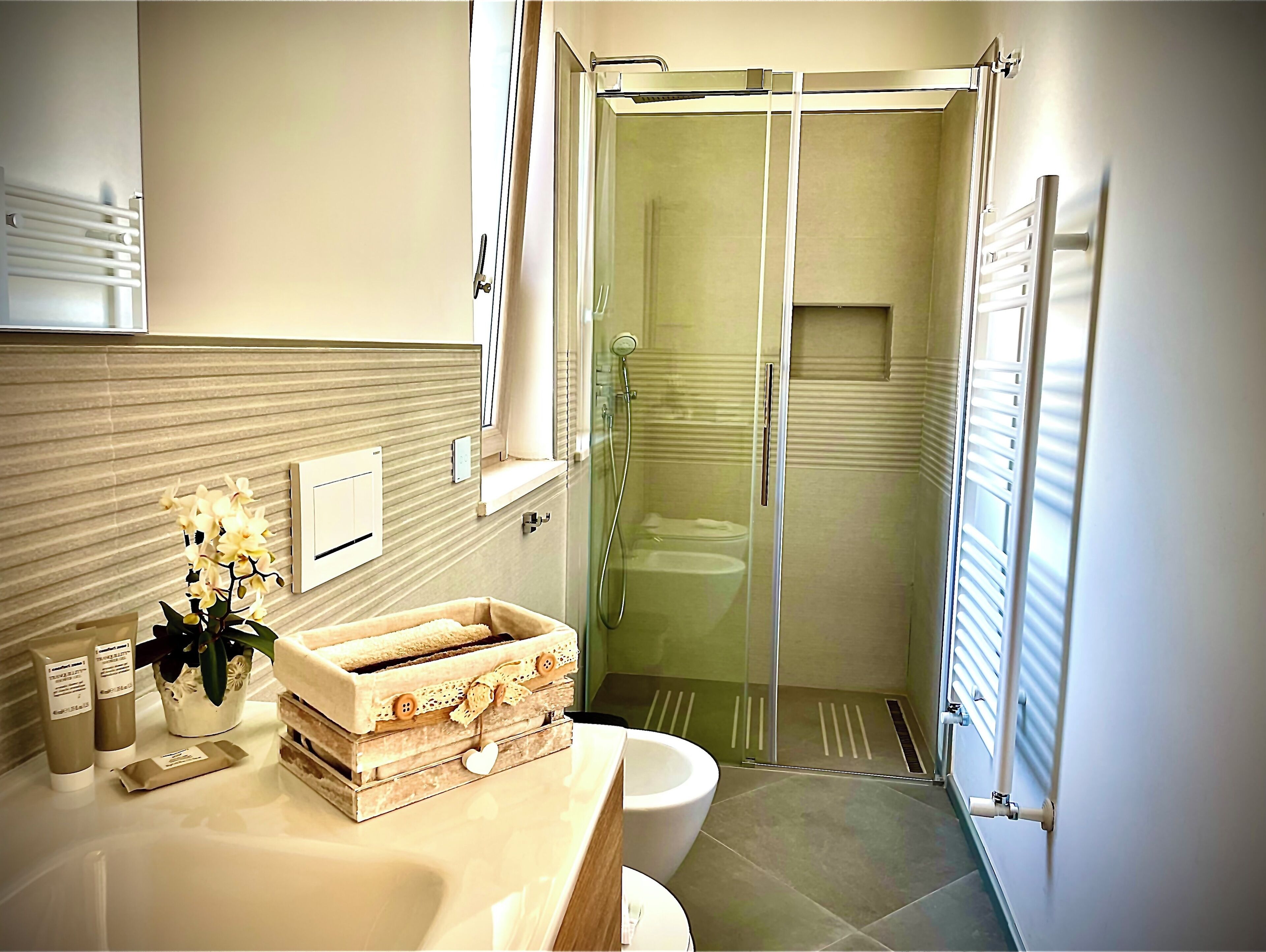Quarto Duplo Comfort, vista para o jardim | Casa de banho | Um polibã, artigos de higiene pessoal grátis, um secador de cabelo 