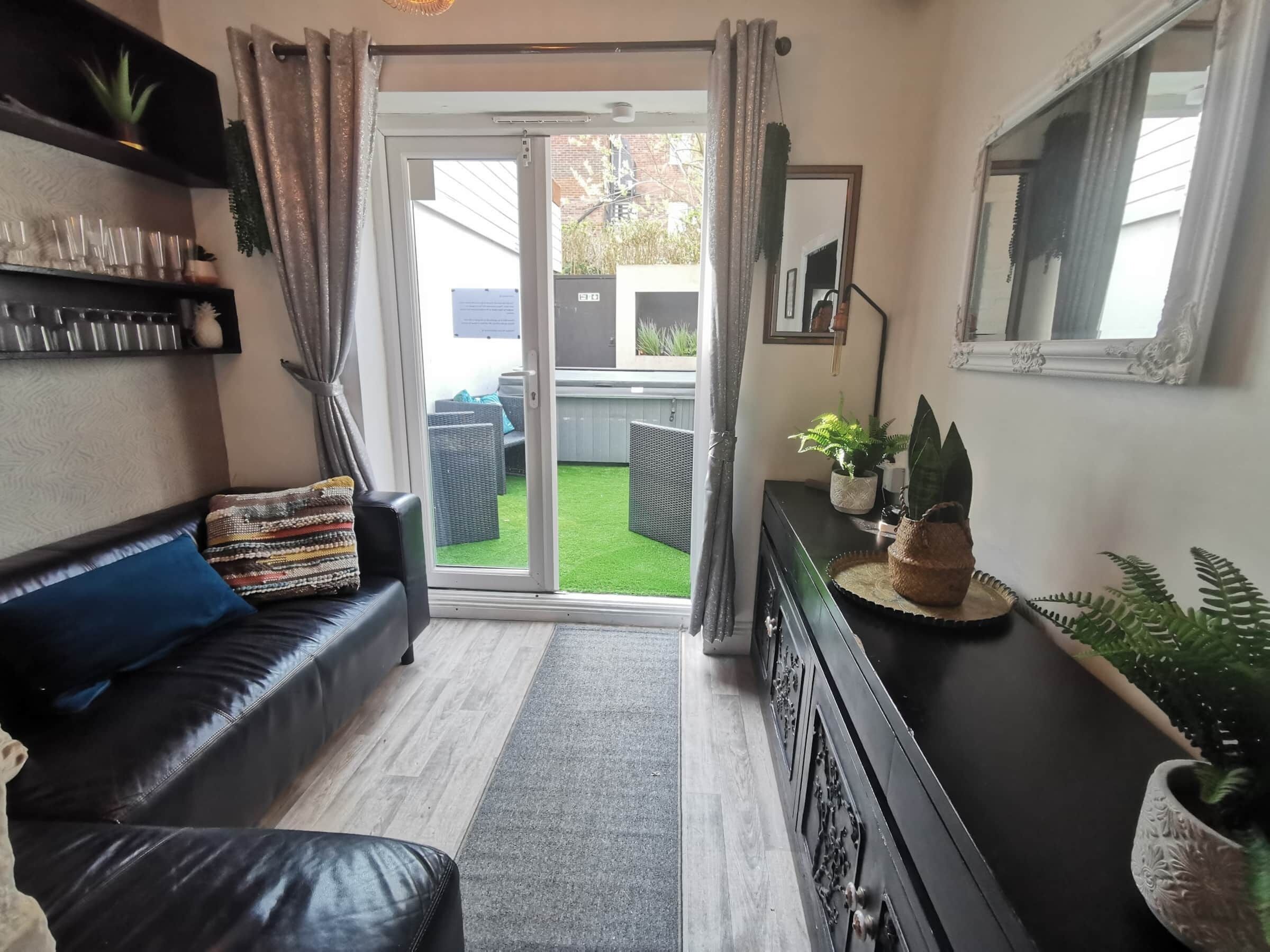 Bournemouth Beach Boutique With Hot Tub (Sleeps 16 And 5 Mins Walk To Beach) - Dorset