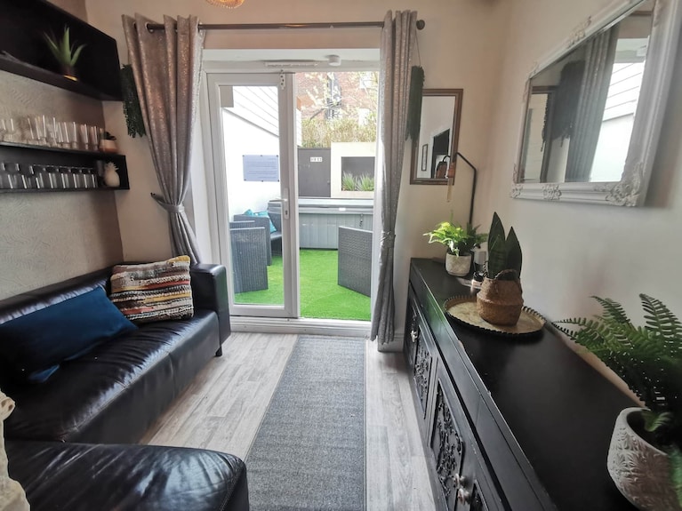 Bournemouth Beach Boutique With Hot Tub (Sleeps 16 And 5 Mins Walk To Beach) - Dorset