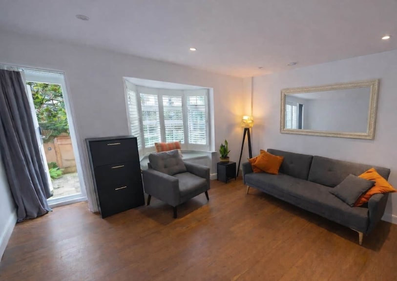 Central Cute Garden Cottage Close To Town & Beach -