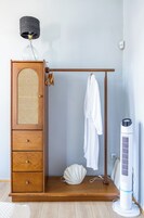 Apartamento Deluxe, varanda, vista para o mar | Cofre no quarto, ferro/tábua de engomar, Wi-fi grátis