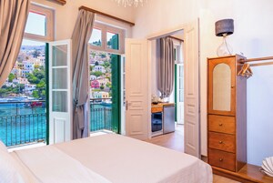 Apartamento Deluxe, varanda, vista para o mar | Cofre no quarto, ferro/tábua de engomar, Wi-fi grátis