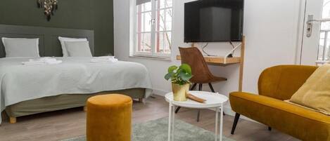 Quarto Triplo, vista para o vale | Secretária adequada para computadores portáteis, Wi-fi grátis