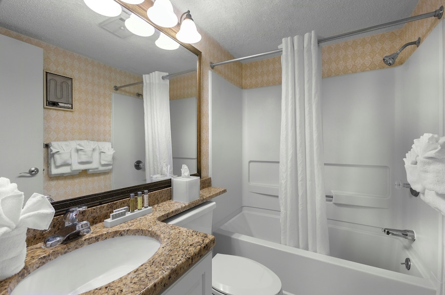 3 Oceanfront Suites W/ Free Parking + Free Breakfast! Near Local Hotspots - Myrtle Beach, SC