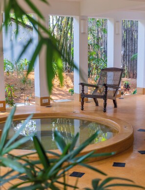 Vila, 2 quartos, piscina particular, vista para o jardim | Hidromassagem externa