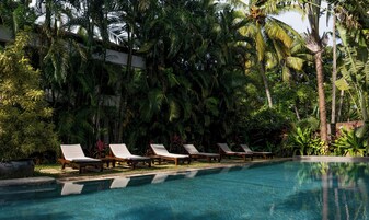 Piscina interna, piscina externa, espreguiçadeiras
