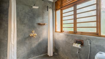 Villa, 2 quartos, piscina privativa, vista para o jardim | Casa de banho | Artigos de higiene pessoal grátis, um secador de cabelo, sabão, champô