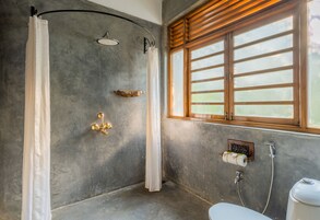 Villa, 2 quartos, piscina privativa, vista para o jardim | Casa de banho | Artigos de higiene pessoal grátis, um secador de cabelo, sabão, champô 