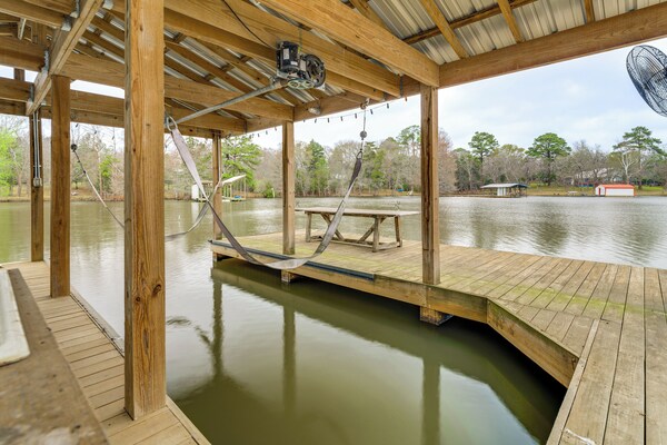 Lakefront Camp Creek Retreat W/ Dock - Franklin, TX