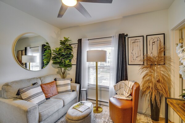 Easy Access To Dtwn Tacoma! Stylish Couple's Condo - Ruston, WA