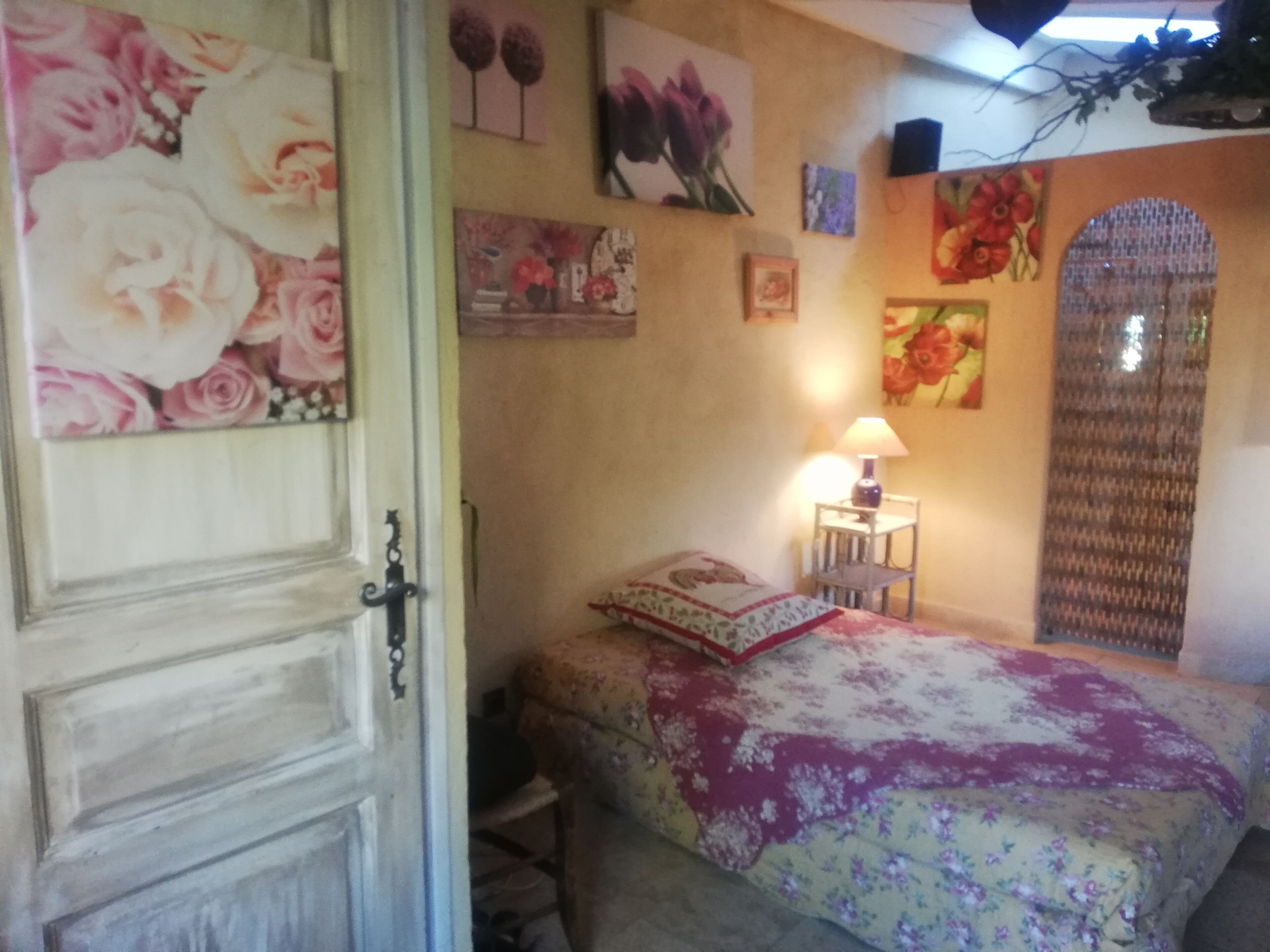 L Olivier Sur La Place       Chambre D' Hotes - Banon