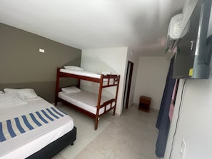 Quarto, várias camas | Wi-Fi de cortesia
