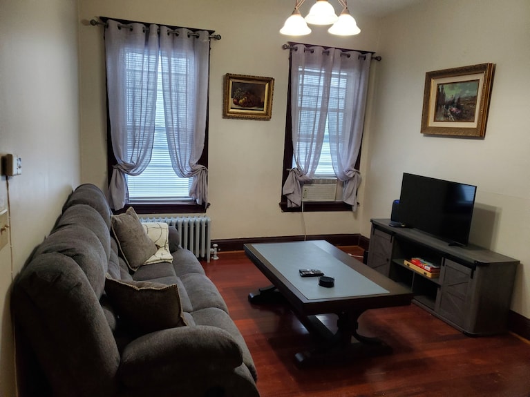 Charming & Fully Furnished 2br With Office Only Steps From Albany Medical Center - Albany, NY