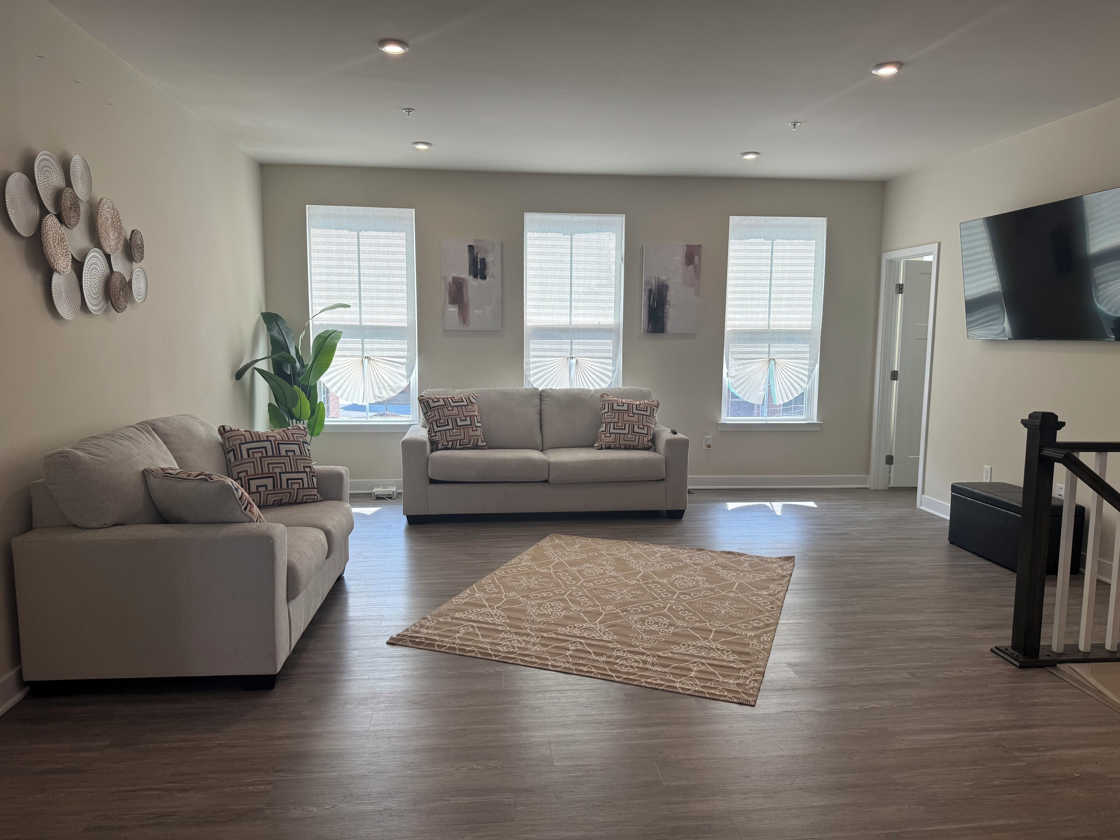 Luxury 4-level Townhouse, Pool Access, 2 Balconies - Waldorf, MD