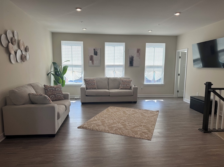 Luxury 4-level Townhouse, Pool Access, 2 Balconies - Waldorf, MD