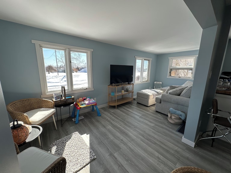 "Charming 2-bedroom Cottage: Fully Renovated With Water Access - Brighton