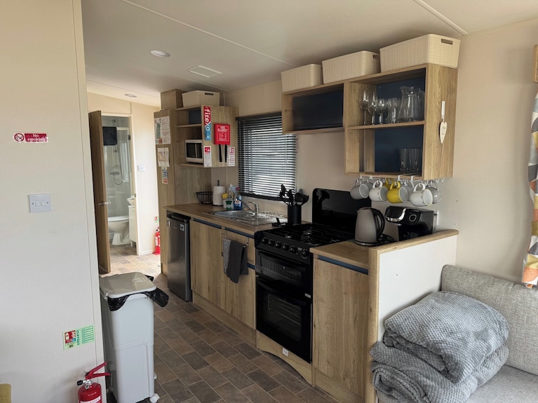 Family Caravan - Sleeps 4 - Dog Friendly - Parking - Perranporth