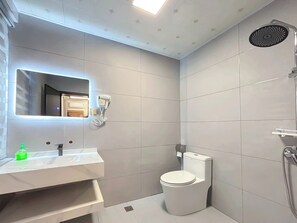 Quarto duplo conforto, varanda coberta, vista para a montanha | Banheiro | Chuveiro, secador de cabelo, chinelos, toalhas de banho