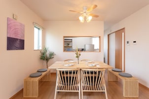 Casa família, 4 quartos | Opções para refeição no quarto