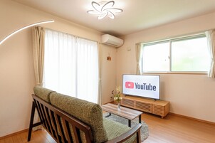 Casa família, 4 quartos | Área de estar | TV LCD 43 polegadas com canais digitais, console de videogame