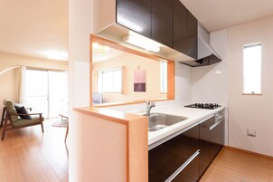 Casa família, 4 quartos | Cozinha privada | Geladeira, micro-ondas, cooktop, torradeira