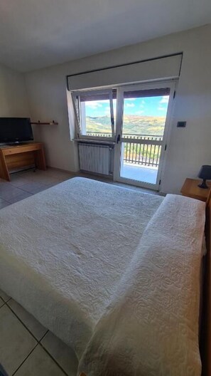 Quarto Clássico com Cama de Casal, varanda, vista para a colina | Secretária, ferro/tábua de engomar, Wi-fi grátis 