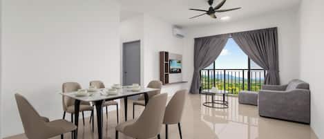 Apartamento básico, 3 quartos, sacada, vista para a cidade | Opções para refeição no quarto