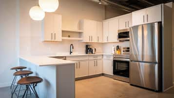 Apartamento Deluxe, 1 cama king-size, não fumadores | Cozinha privada | Um frigorífico, um micro-ondas, um forno, uma placa de cozinha