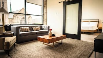 Apartamento Deluxe | Sala de estar | Smart TV de 42 de polegadas com canais digitais, Netflix, Hulu