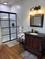Quarto Duplo | Casa de banho | Artigos de higiene pessoal grátis, um secador de cabelo 