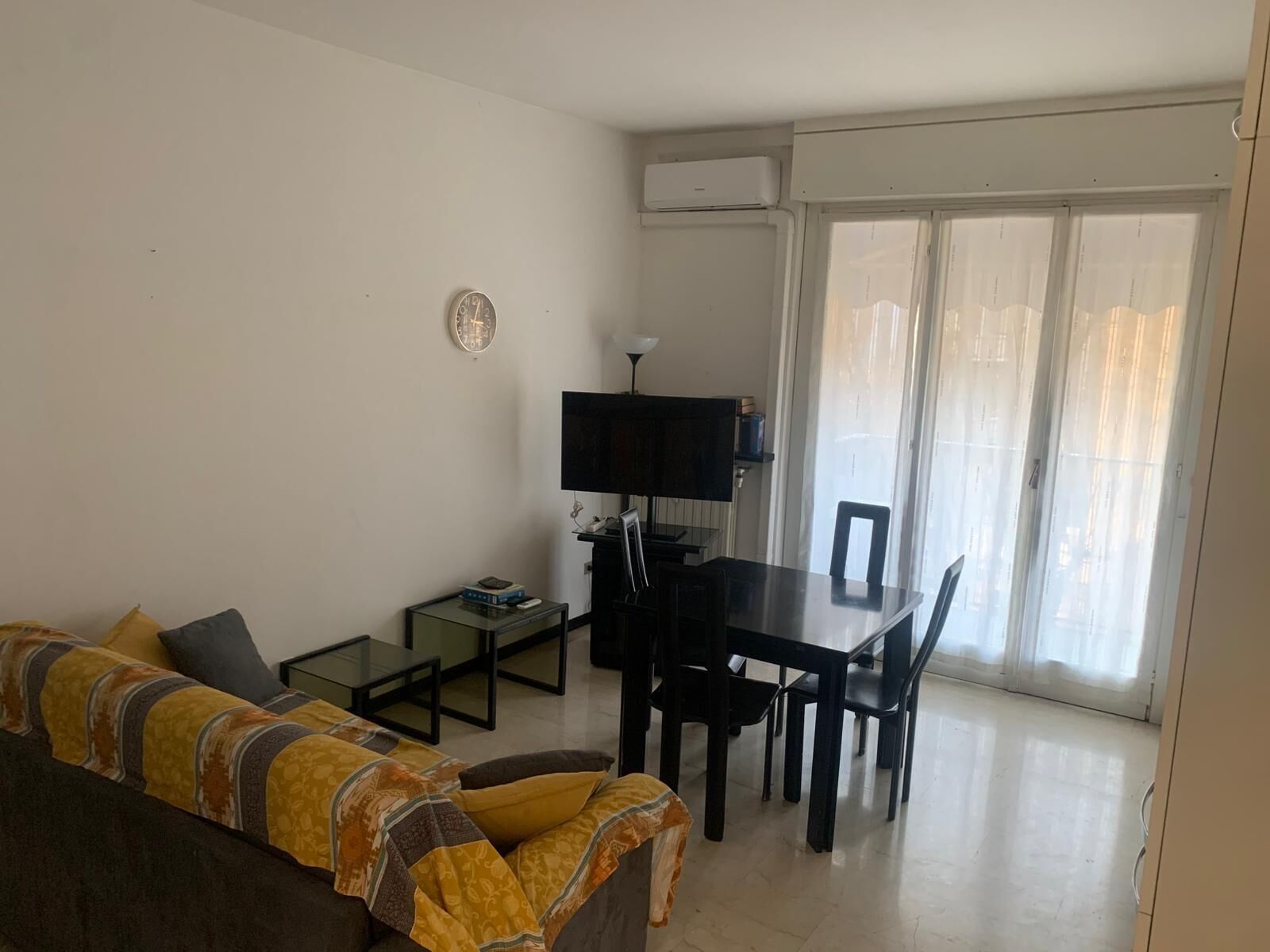 Apartamento conforto, sacada, vista para a cidade | Área de estar