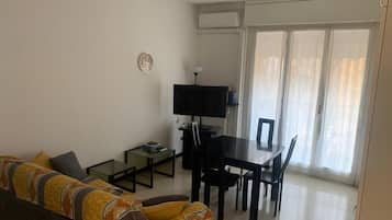 Apartamento conforto, sacada, vista para a cidade | Área de estar