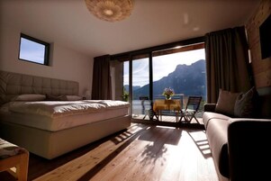 Quarto quádruplo luxo, para não fumantes, vista para a montanha | Área de estar