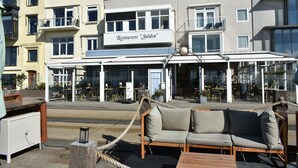 Um restaurante chamado 'Solskin' com área externa e vista para a rua.