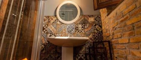 Quarto Duplo Deluxe, vista para o vale | Casa de banho | Um polibã, artigos de higiene pessoal grátis, um secador de cabelo