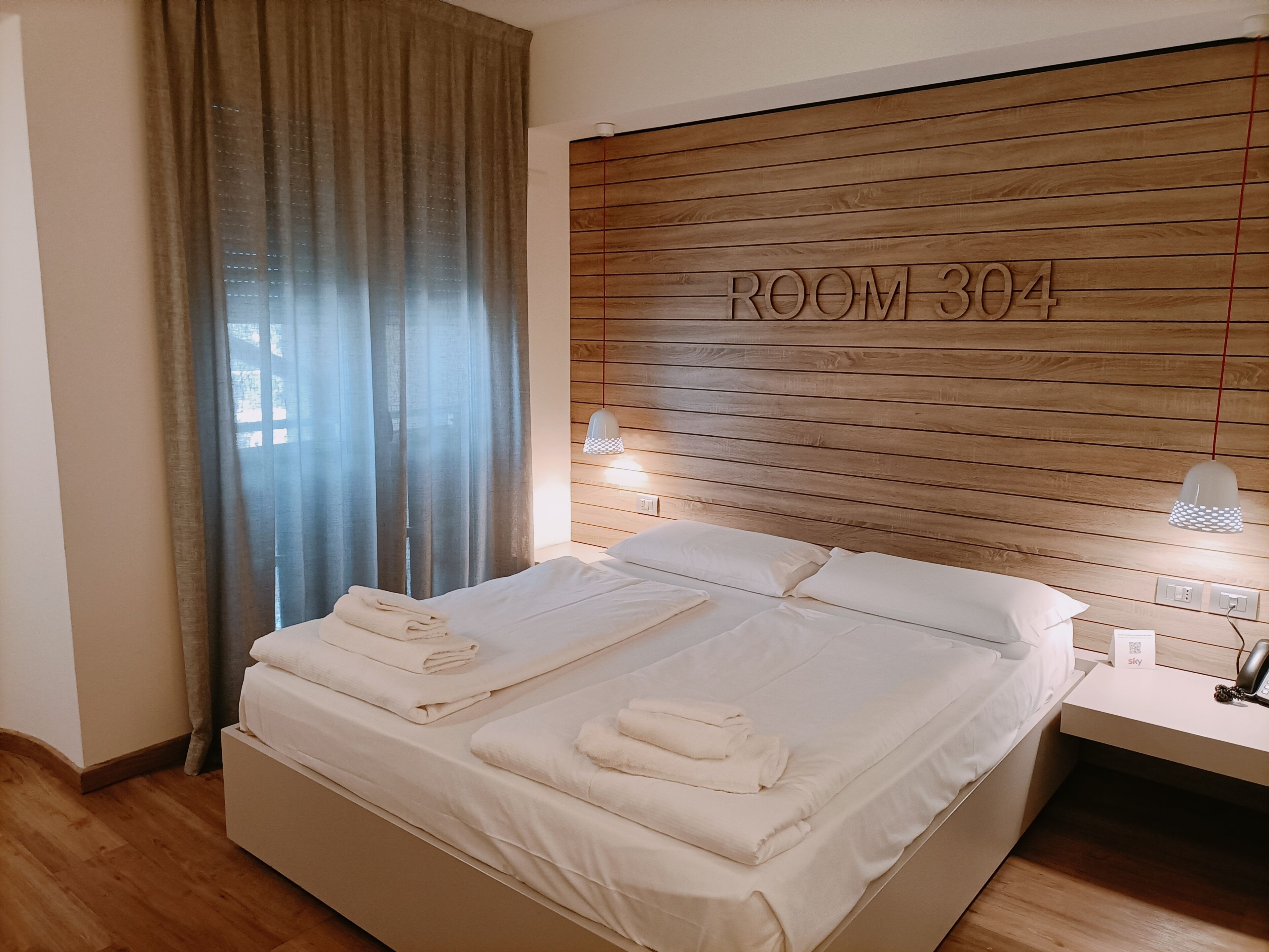 Quarto Duplo ou Twin Standard, vista para a montanha | Cofre no quarto, secretária, cortinas/cortinados opacos 