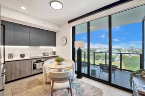 Apartamento de Luxo em Condomínio Fechado, 1 quarto, vista para o oceano | Sala de estar