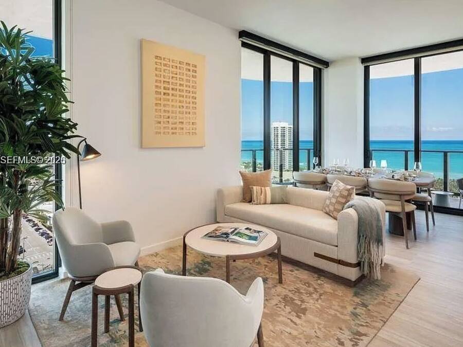 Penthouse de Luxo, 3 quartos, vista para o oceano | Sala de estar | Televisor
