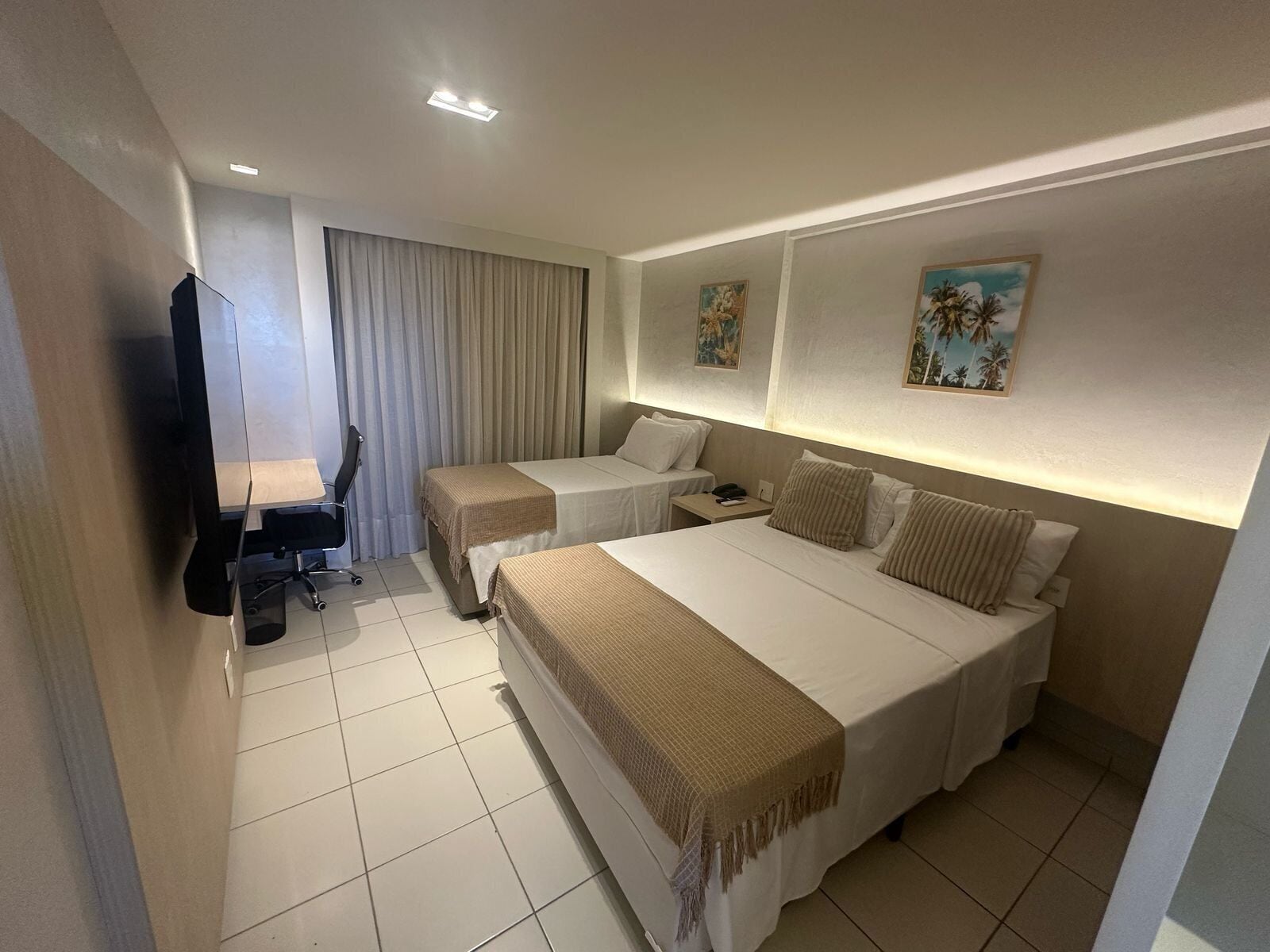 Apartamento | Cofres nos quartos, espaço de trabalho para notebook
