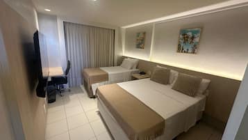 Apartamento | Cofres nos quartos, espaço de trabalho para notebook