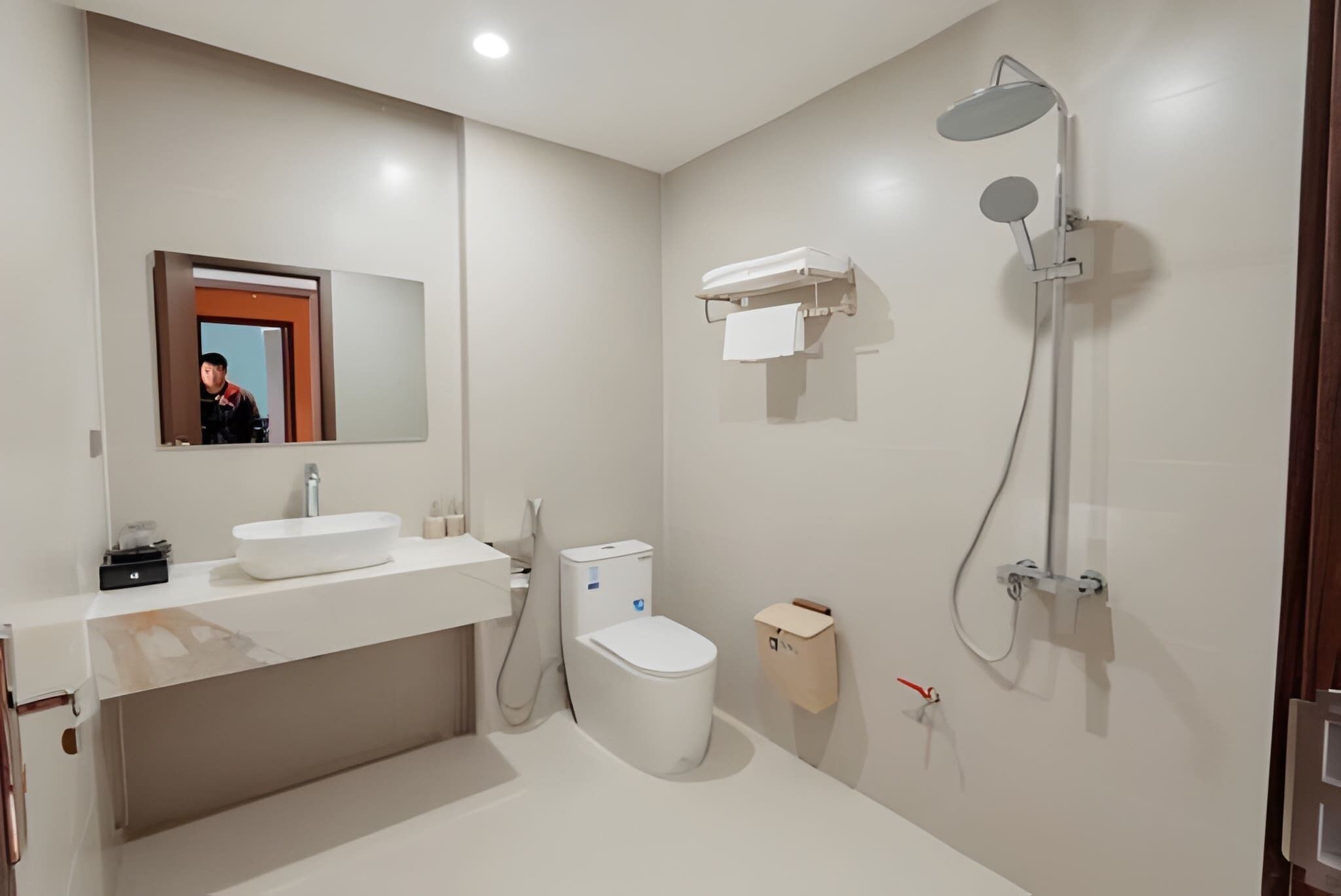 Quarto Superior | Casa de banho | Um polibã, um secador de cabelo, toalhas fornecidas, papel higiénico 